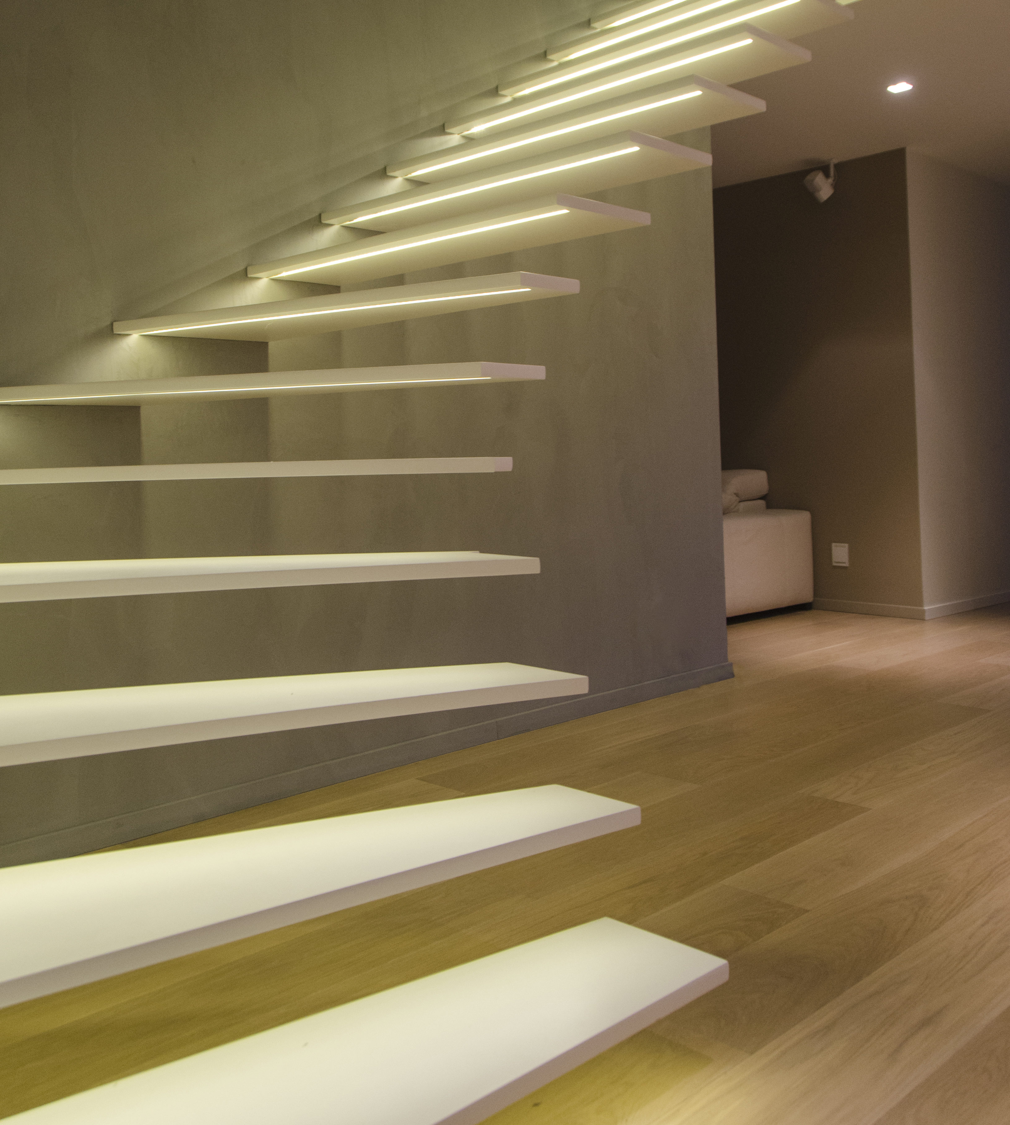 Escalier à marches suspendues en acier, éclairage LED en sous-face ...