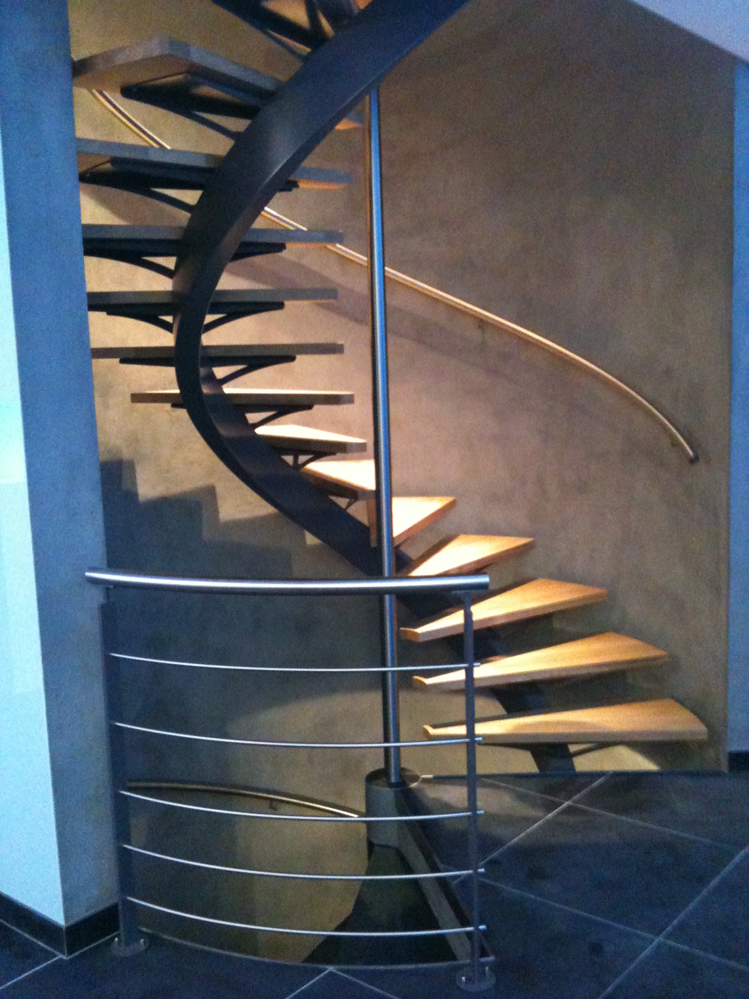 Escalier hélicoïdal à limon central. marches et palier en chêne, main ...